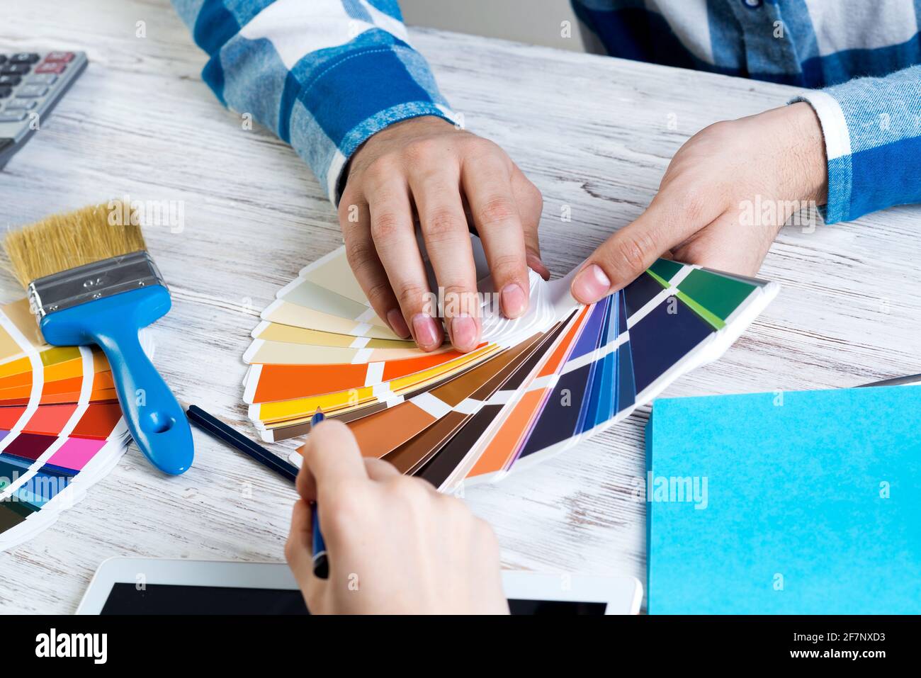 Interior designer choosing colors from swatches Stock Photo - Alamy