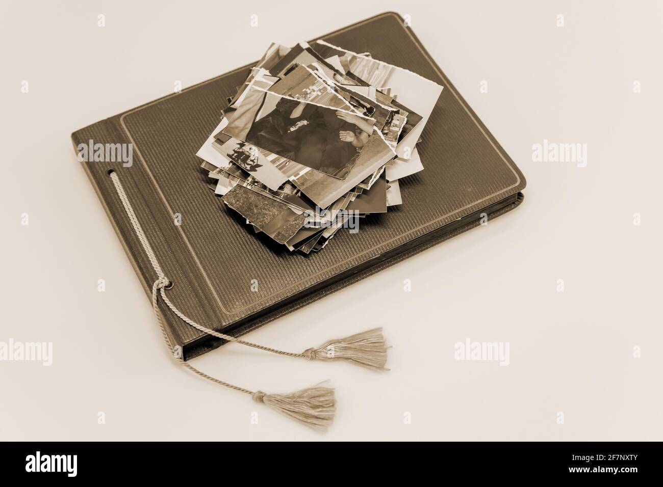 Stack vintage photographs hi-res stock photography and images - Alamy