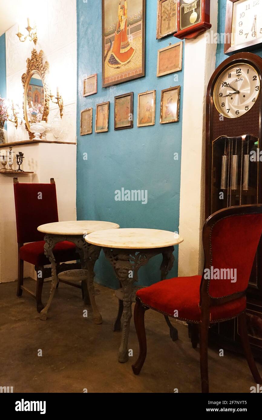 Old british pub counter hi-res stock photography and images - Alamy