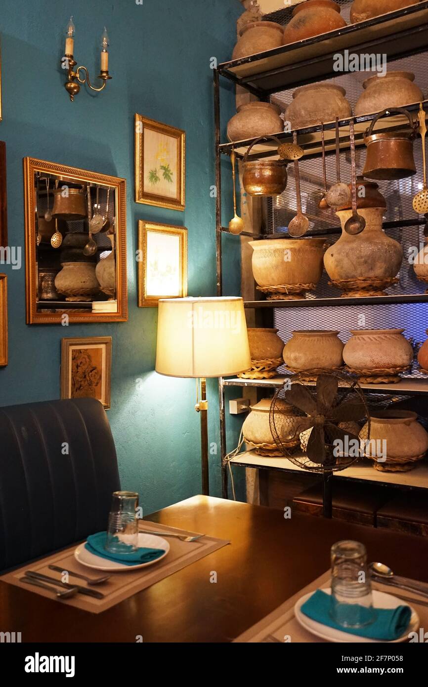 Old british pub counter hi-res stock photography and images - Alamy