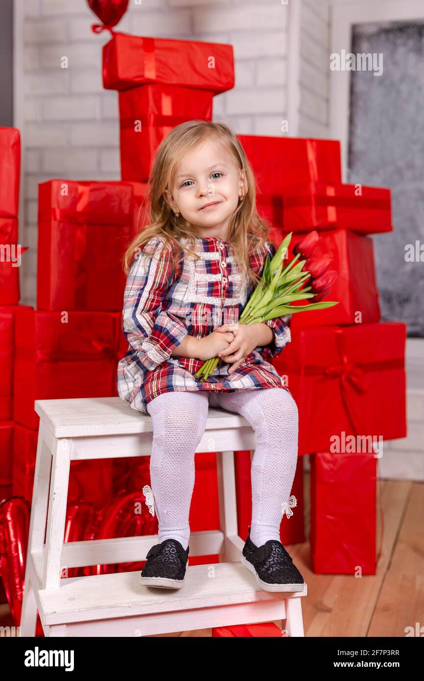 Laughing girl holds a bouquet of tulips. Natural beauty Stock Photo - Alamy
