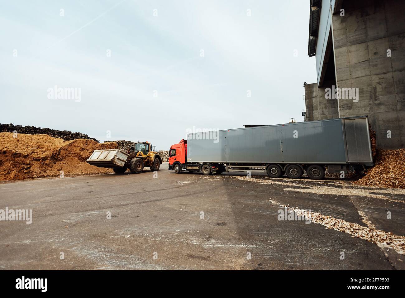 Dump truck unloading sand hi-res stock photography and images - Alamy