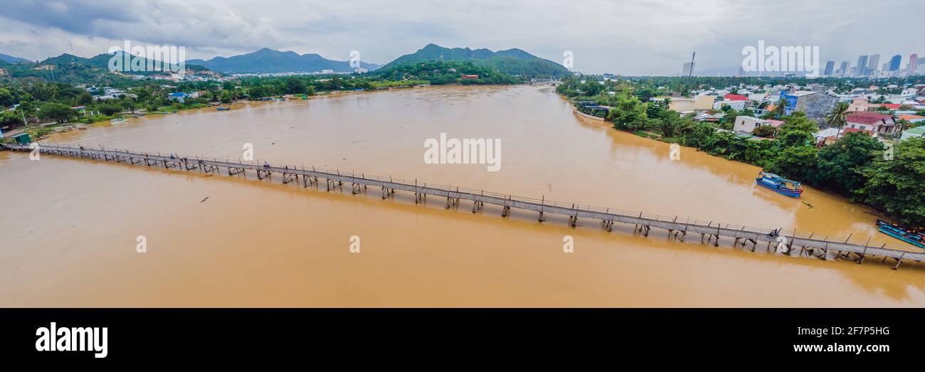 Long rope wooden bridge hi-res stock photography and images - Alamy