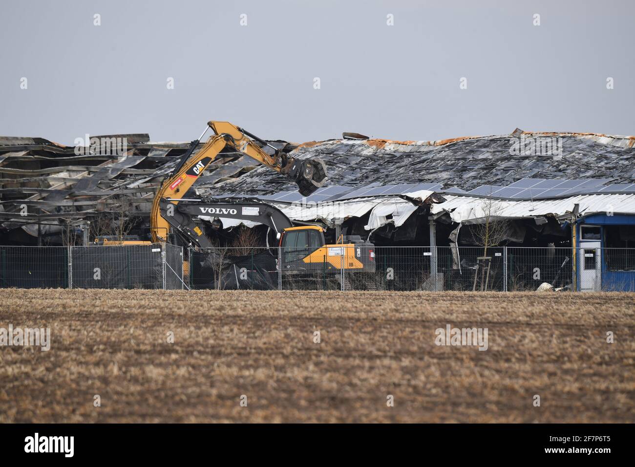 Alt Tellin, Germany. 09th Apr, 2021. A specialist company uses ...