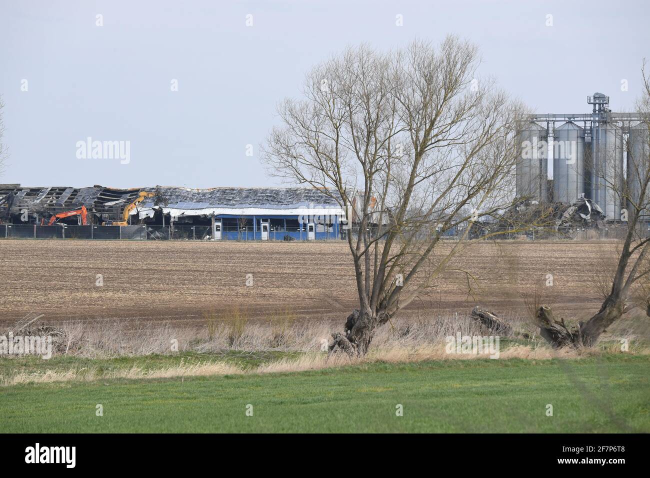Alt Tellin, Germany. 09th Apr, 2021. A specialist company uses ...