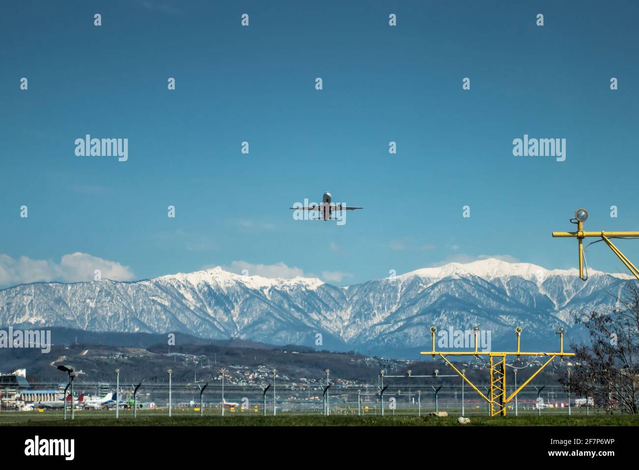 Plane against mountain backdrop hi-res stock photography and images - Alamy
