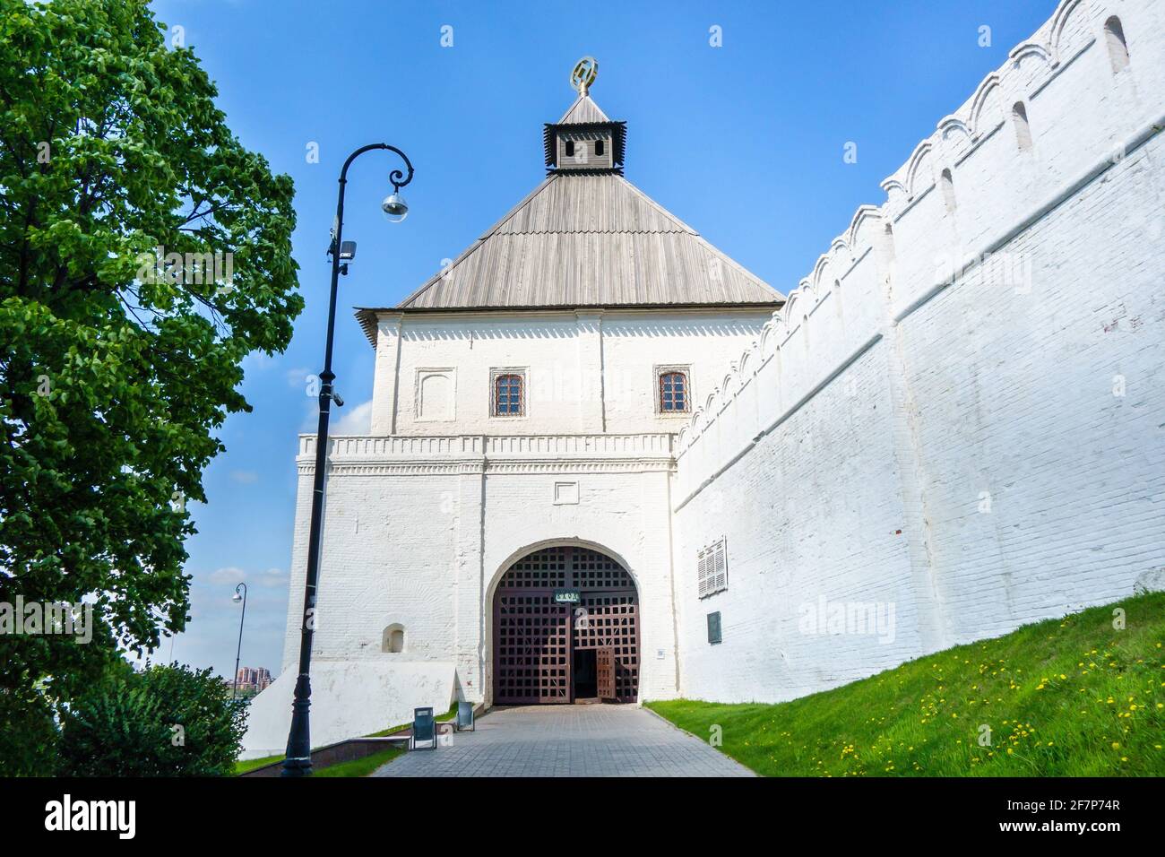 History medieval fortress gates hi-res stock photography and images - Alamy