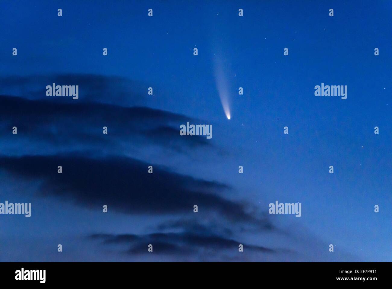 Cometa cielo azul nubes hi-res stock photography and images - Alamy