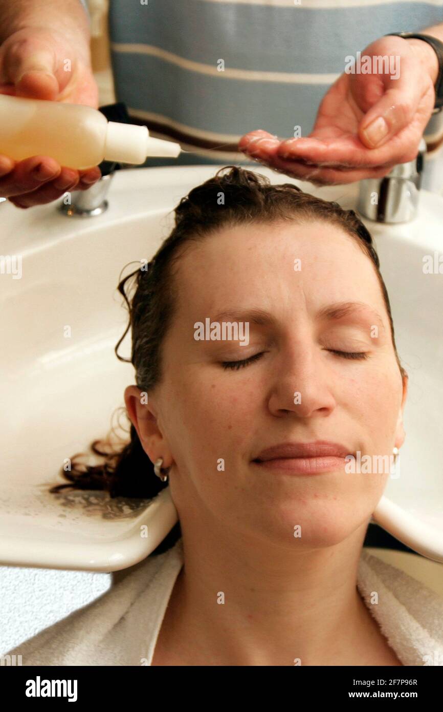 Female washing hair hi-res stock photography and images - Alamy