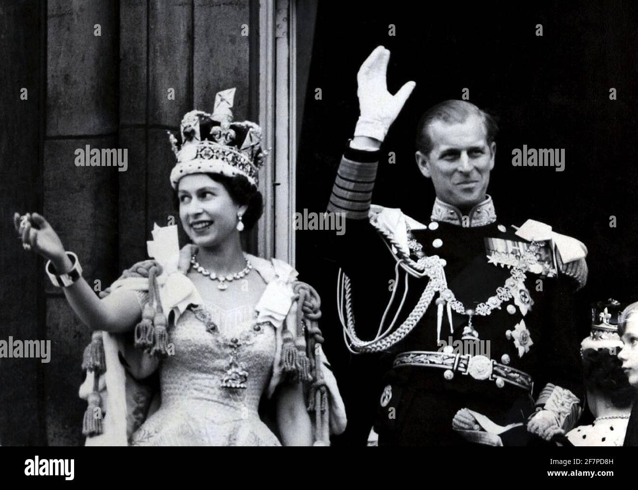 Queen elizabeth ii waving hi-res stock photography and images - Alamy