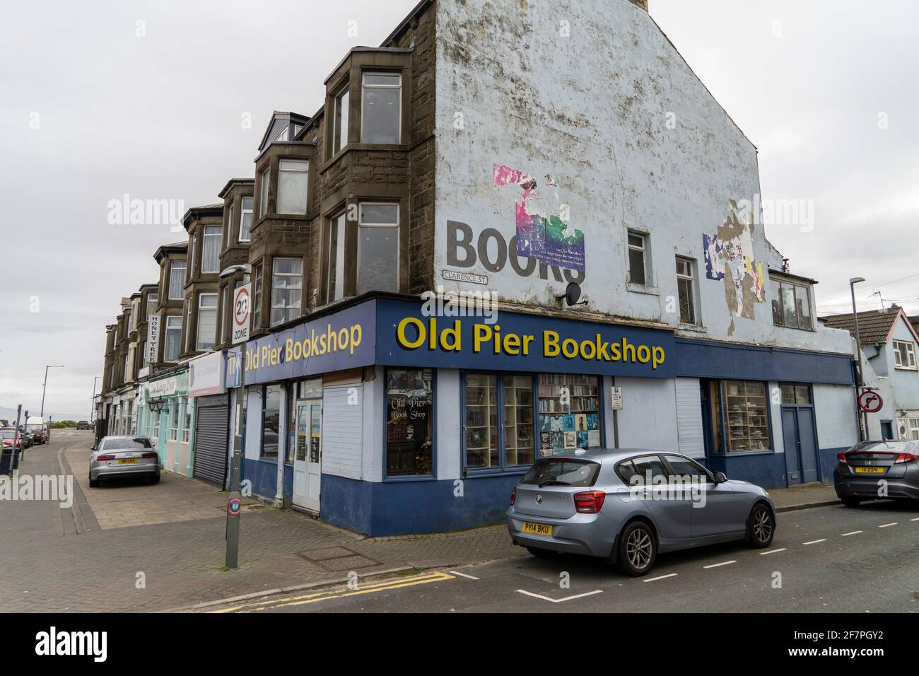 Old pier book shop hi-res stock photography and images - Alamy