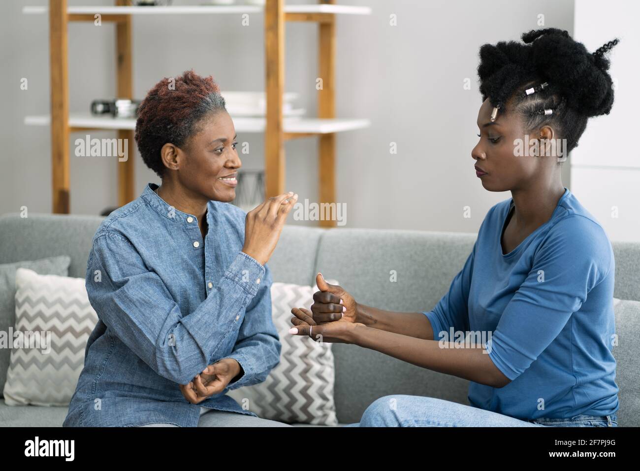 African american hand sign language hi-res stock photography and images ...