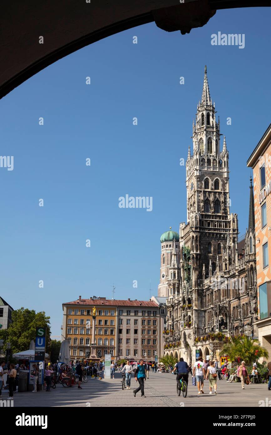 Marienplatz and the old city hall hi-res stock photography and images ...