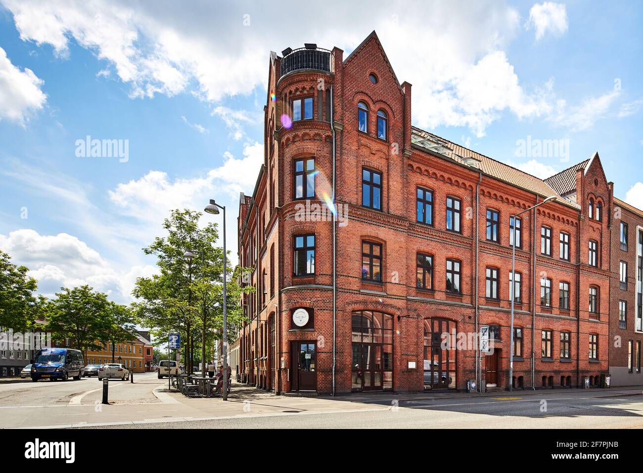 Tall red brick building hi-res stock photography and images - Alamy