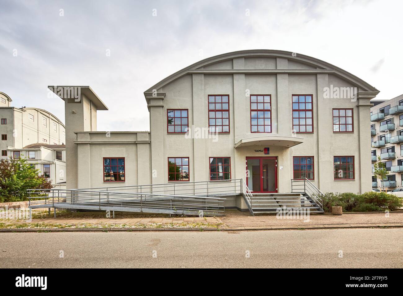 Grey concrete building in hi-res stock photography and images - Alamy