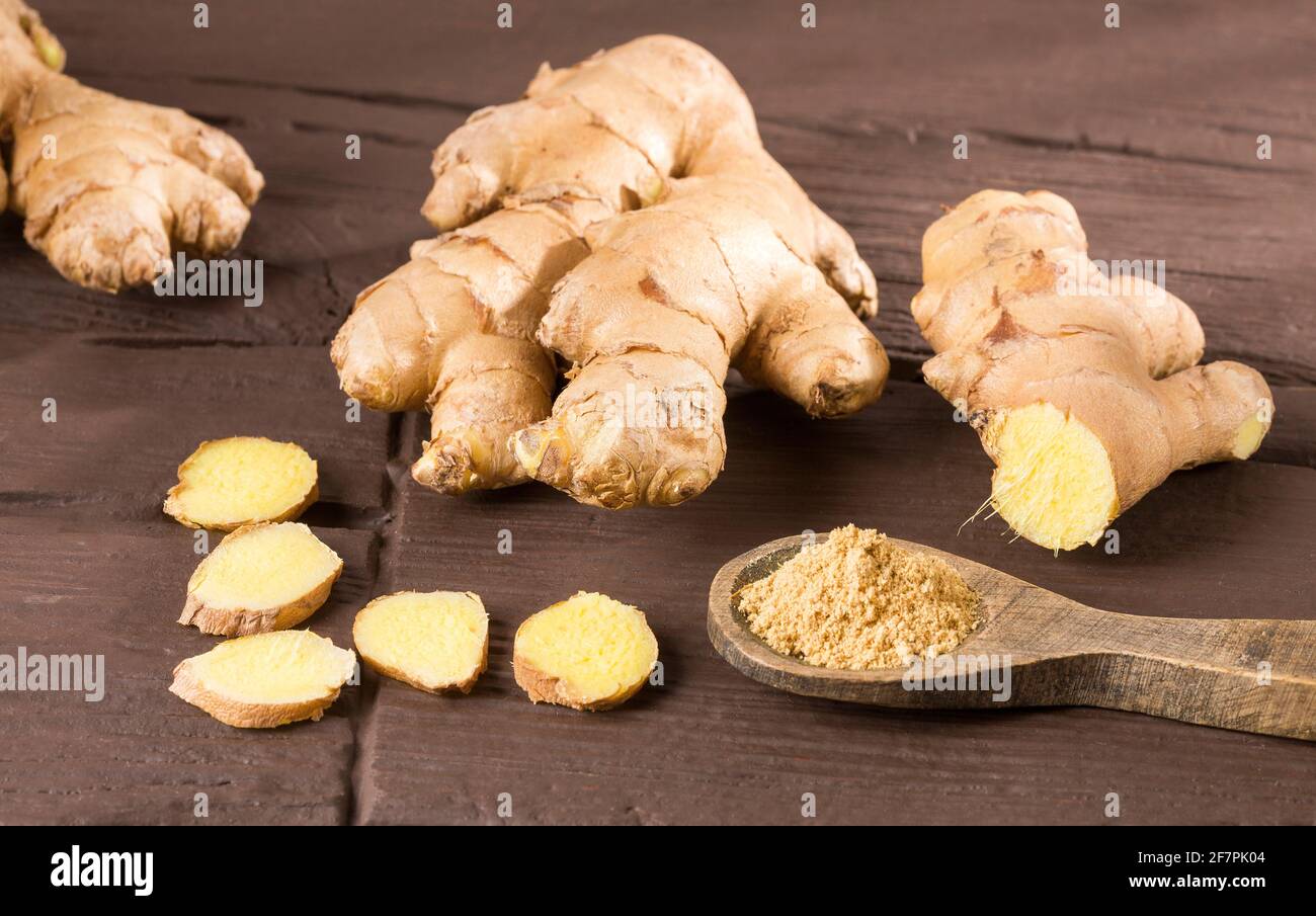Fresh roots and ginger powder - Zingiber officinale Stock Photo - Alamy