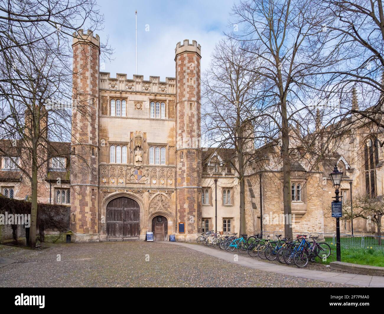 The entrance gate to Trinity College, University of Cambridge Cambridge ...