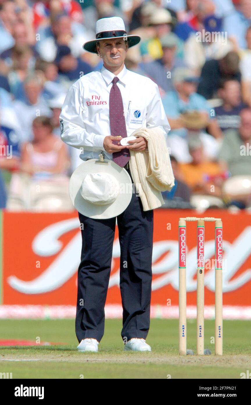 3rd TEST ENGLAND V AUSTRALIA AT OLD TRAFFORD 3rd DAY UMPIRE BILLY ...