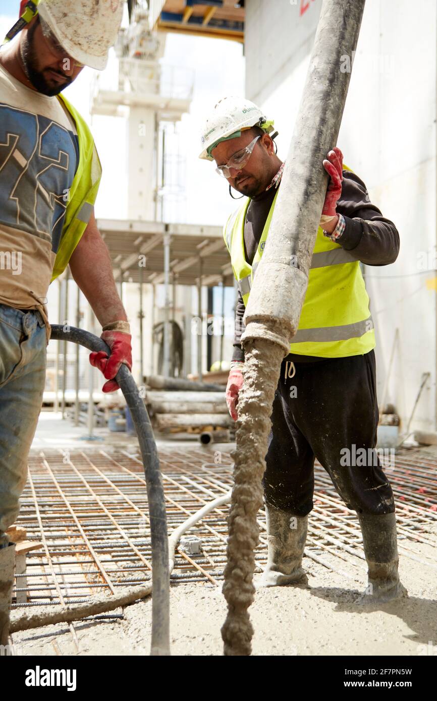 Pouring concrete london hi-res stock photography and images - Alamy