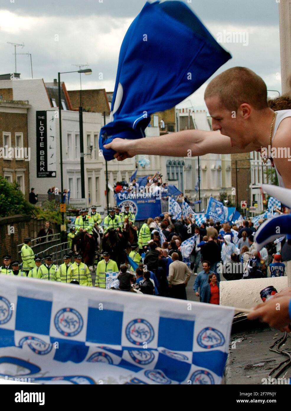CHELSEA FC,PARADE DOWN THE FULHAM RD WITH THE PREMIERSHIP TITLE.22/5/05 ...