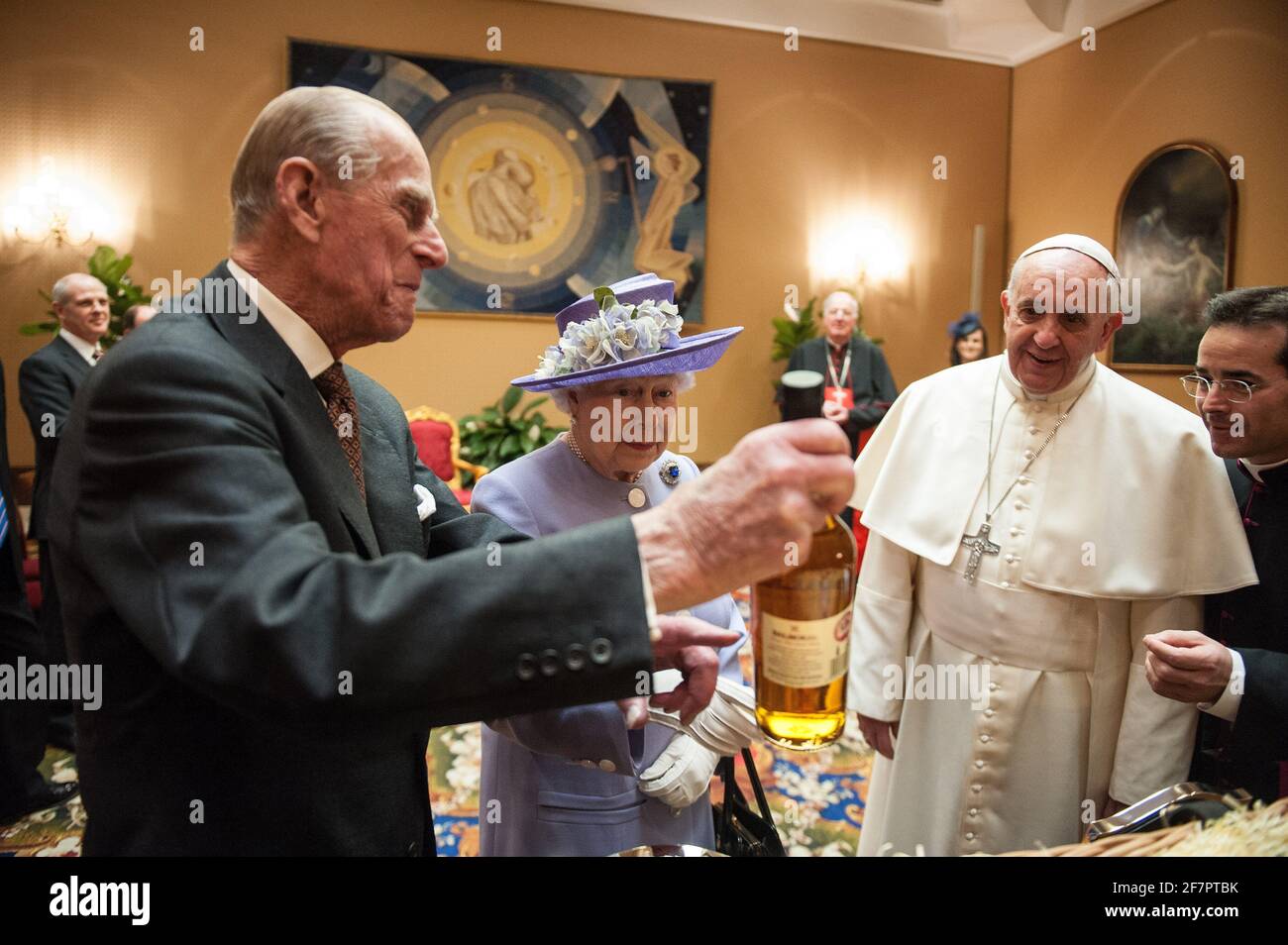 Queen elizabeth ii meets pope francis hi-res stock photography and ...