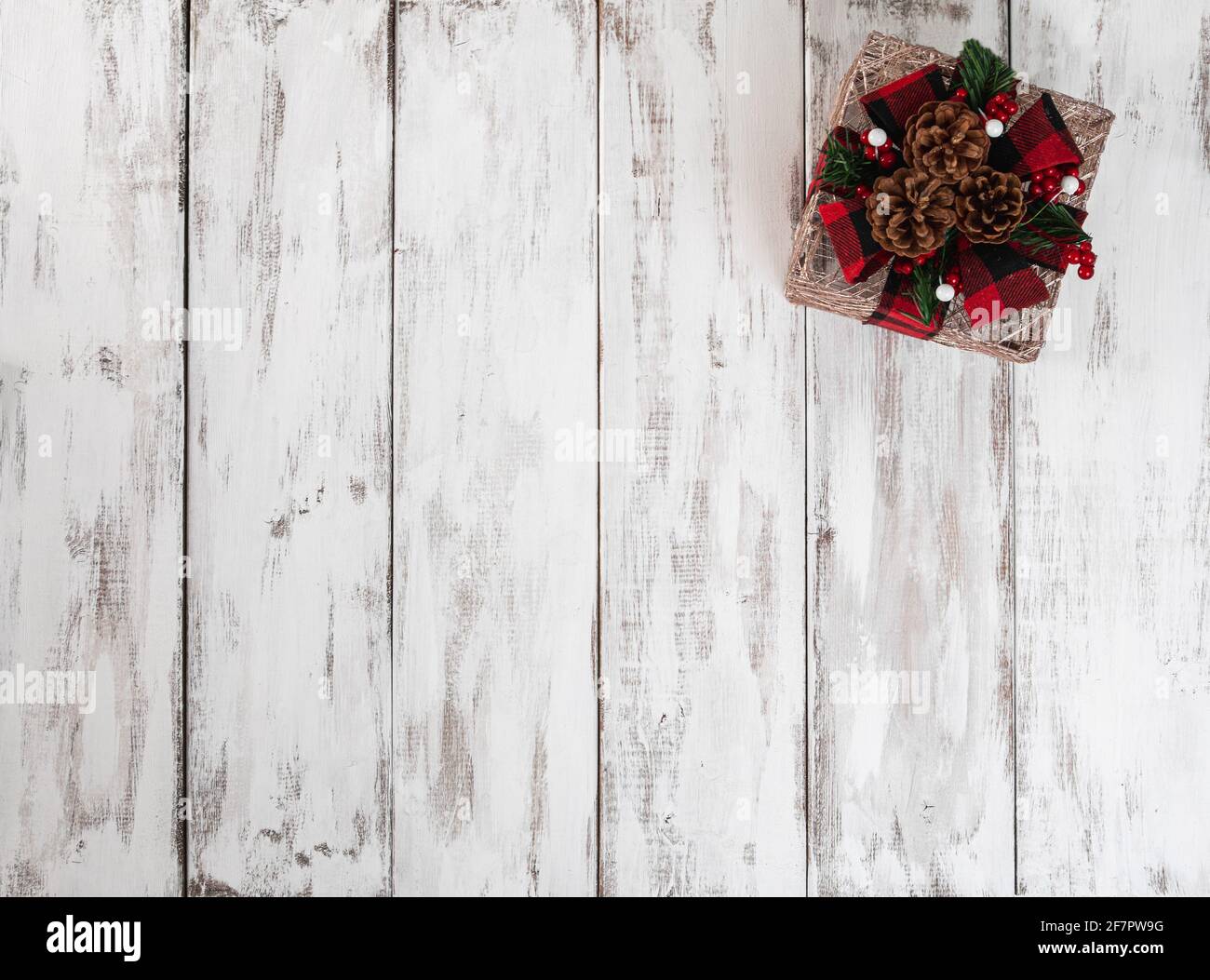 Single present hi-res stock photography and images - Alamy