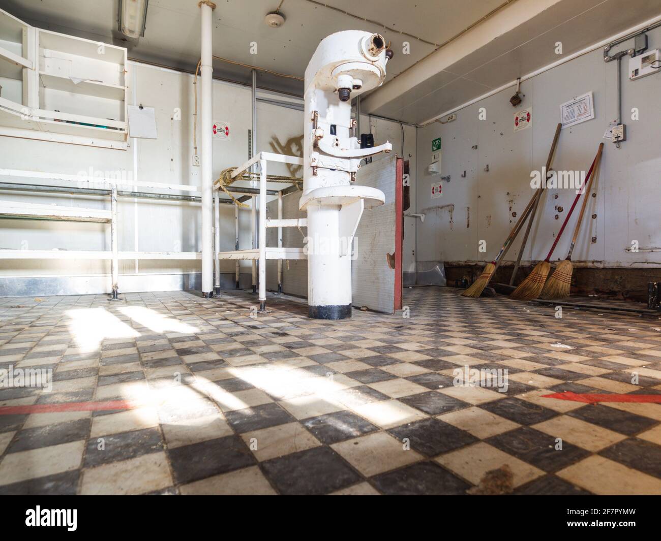 Industrial metal flooring hi-res stock photography and images - Alamy