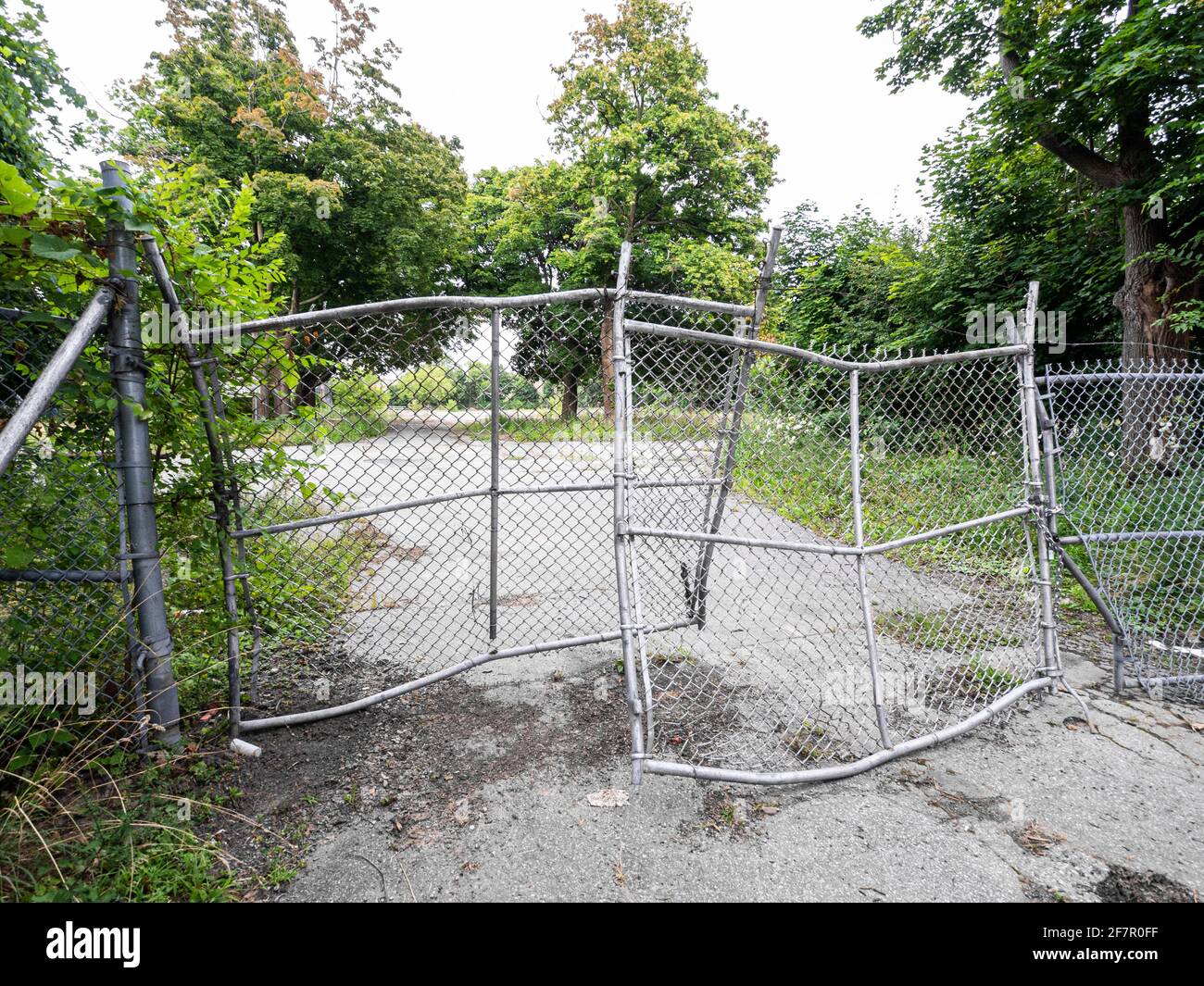 Broken barbed wire hi-res stock photography and images - Alamy