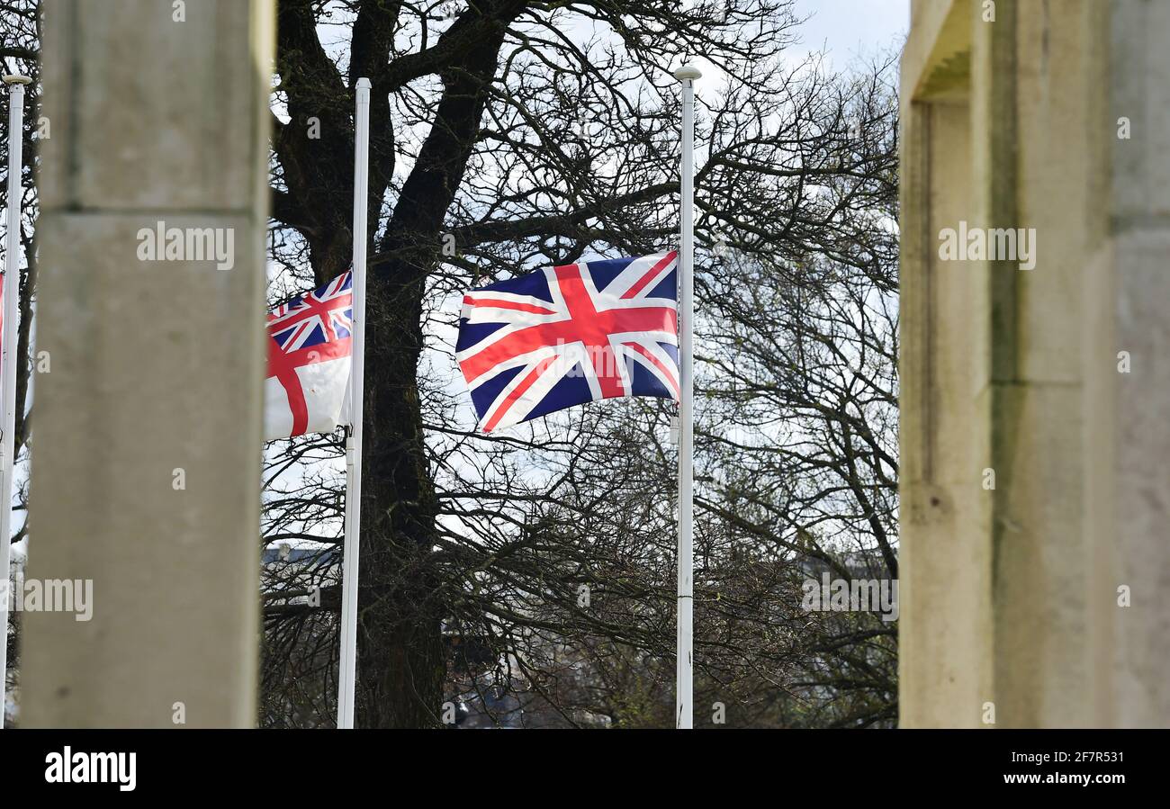 Half mast flag hi-res stock photography and images - Alamy