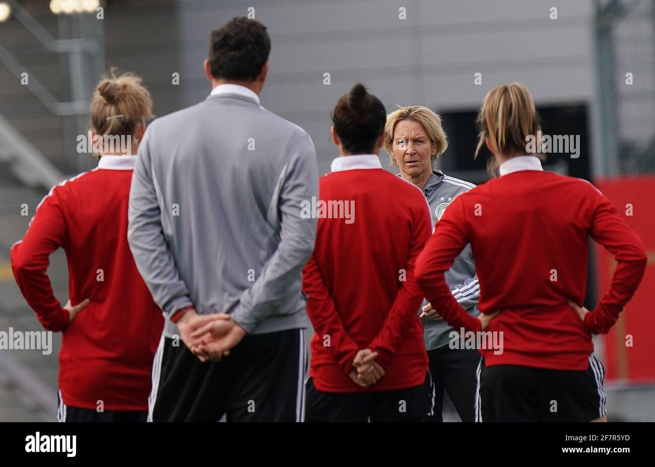 Wiesbaden, Germany. 09th Apr, 2021. Football, women, final training of ...