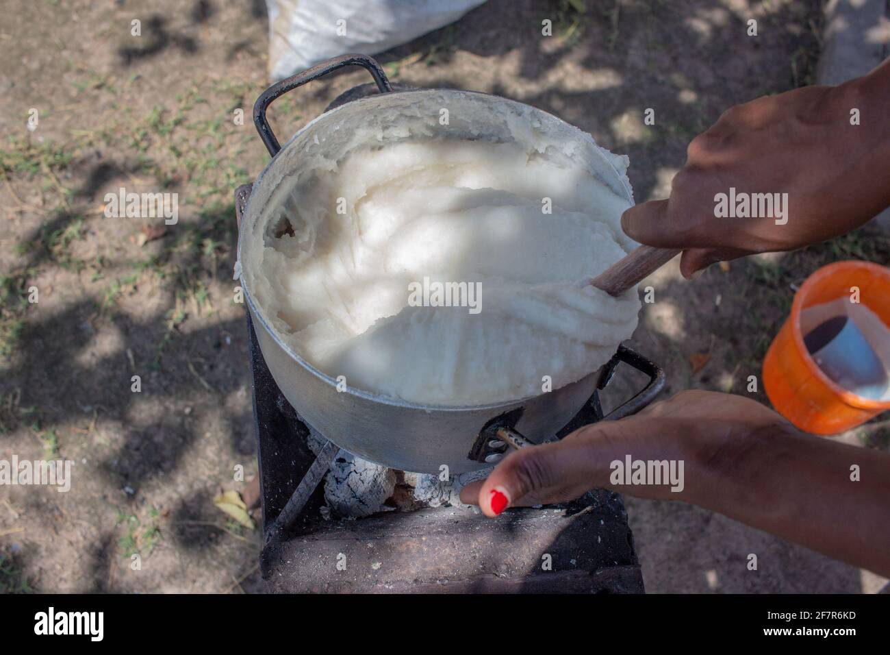 South african traditional cooking pot hi-res stock photography and ...