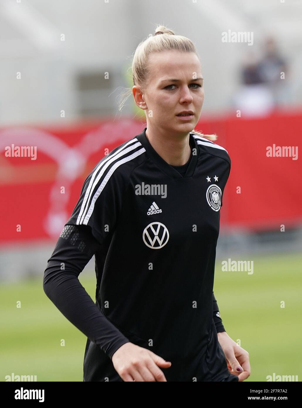 Wiesbaden, Germany. 09th Apr, 2021. Football, women, final training of ...
