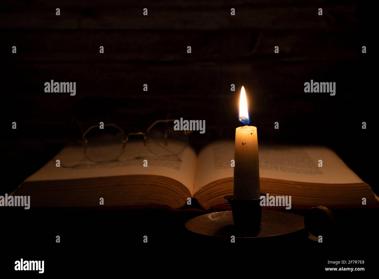 Still life with book hi-res stock photography and images - Alamy