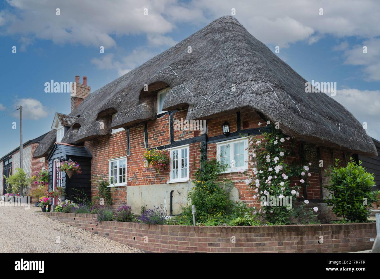 English thatched cottage hi-res stock photography and images - Alamy