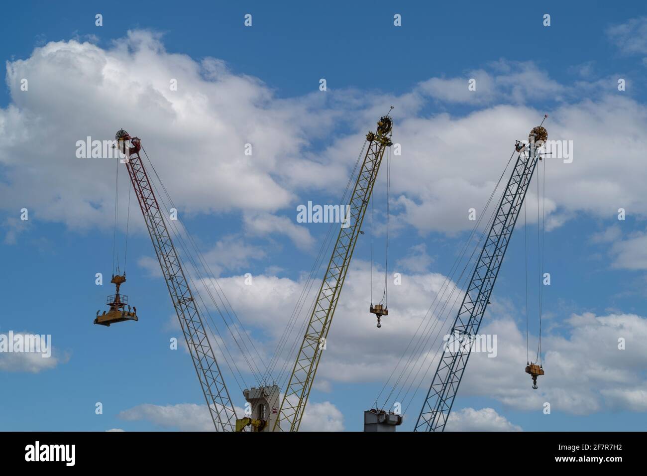 Lifting cranes hi-res stock photography and images - Alamy