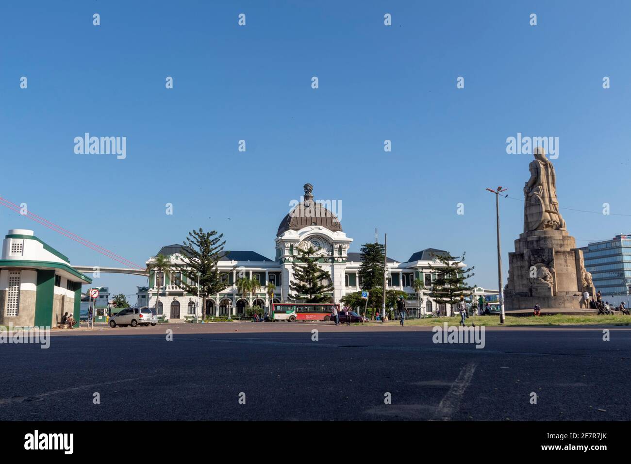 Praça dos Trabalhadores (Workers' Square) with a World War 1 Monument ...