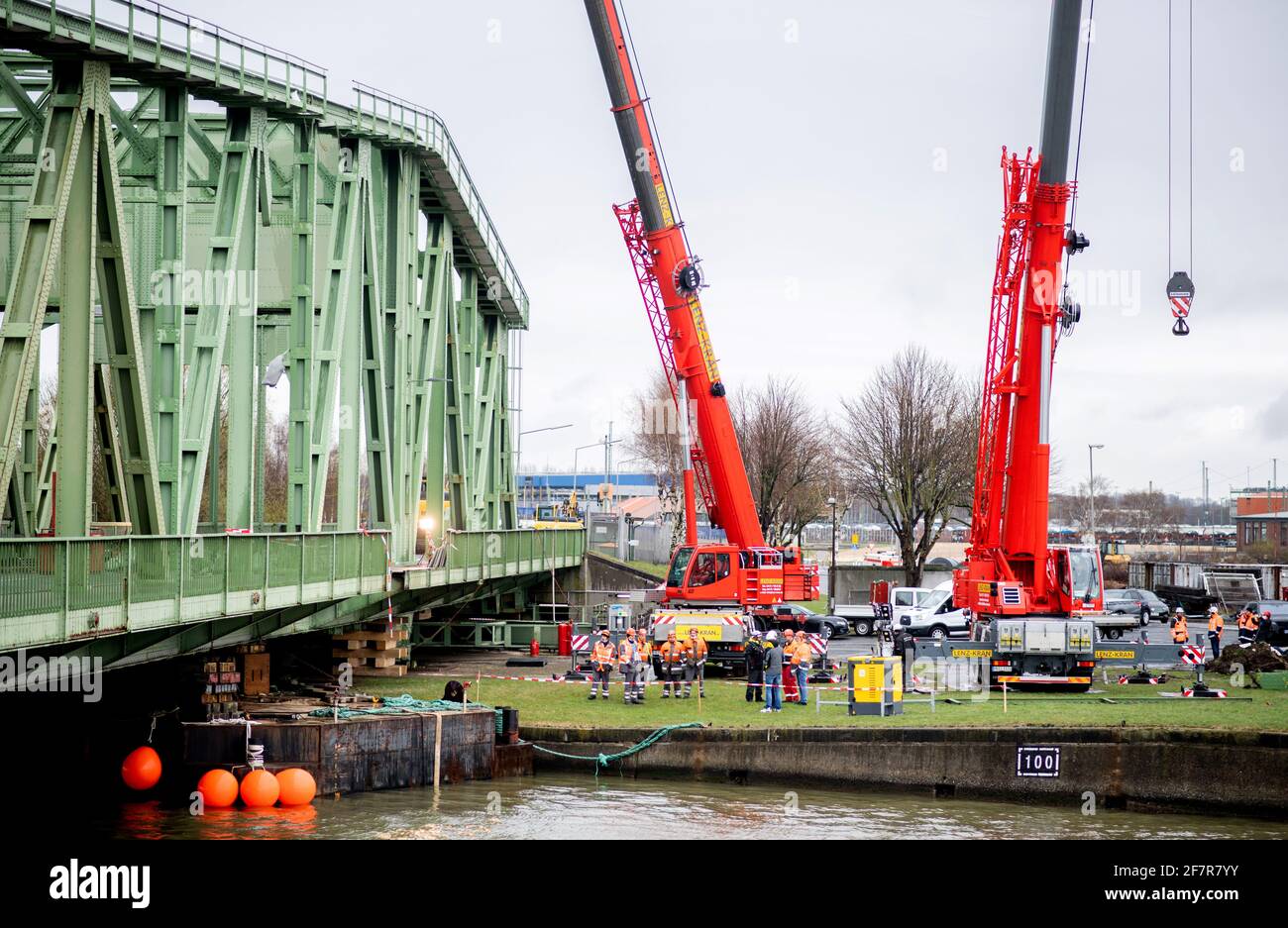 Pontoon bridges in germany hi-res stock photography and images - Alamy
