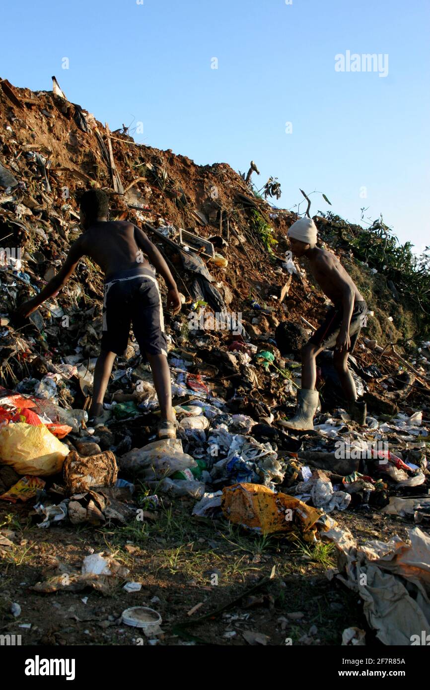 Informal waste pickers hi-res stock photography and images - Alamy
