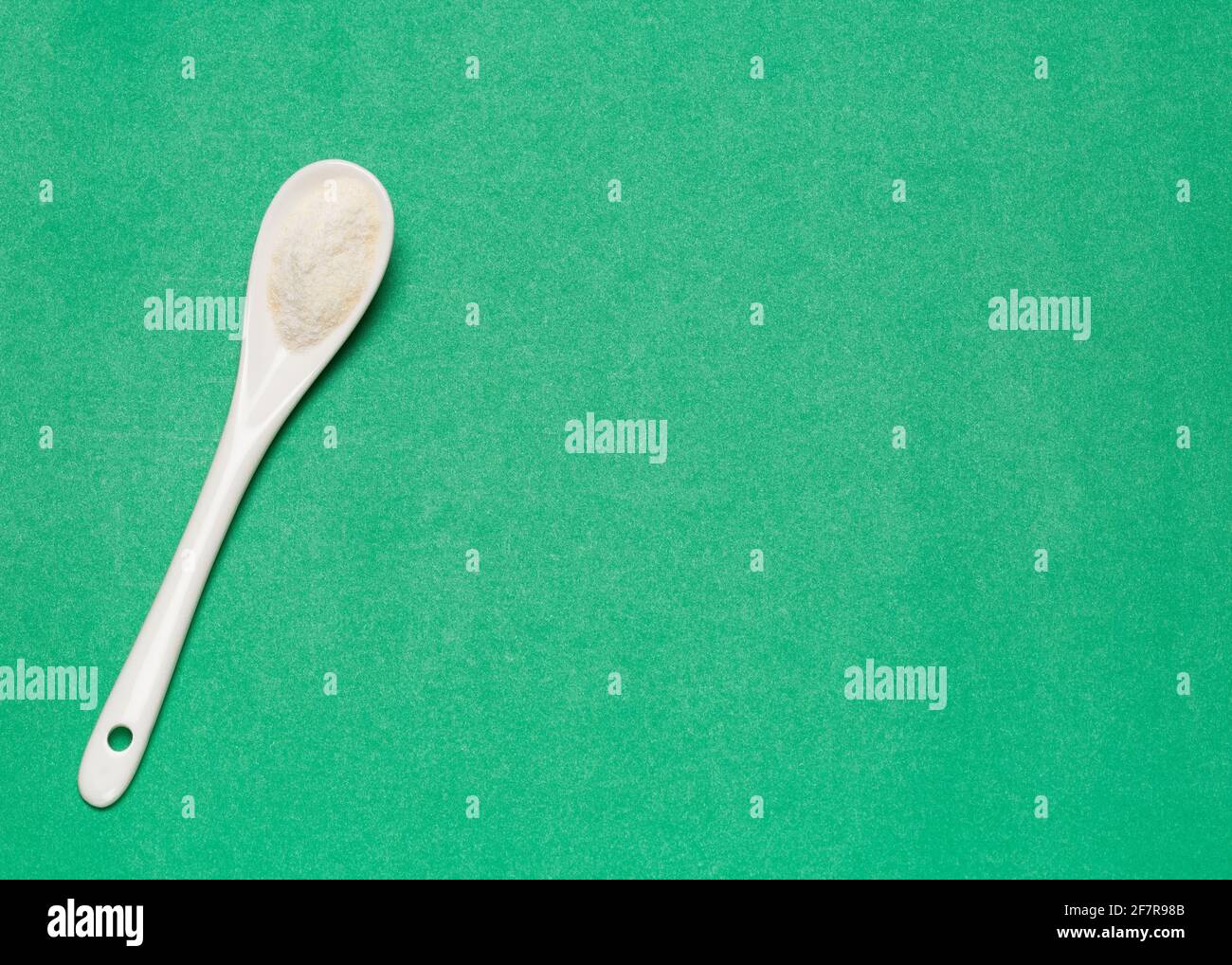 Collagen protein powder - Hydrolyzed. Green background Stock Photo - Alamy