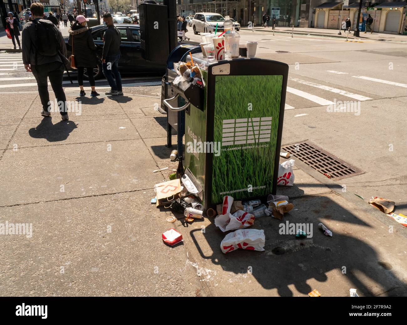 City trash can overflowing hi-res stock photography and images - Alamy