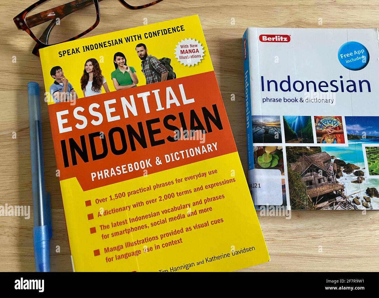 Two Indonesian language phrasebooks and dictionaries Stock Photo - Alamy