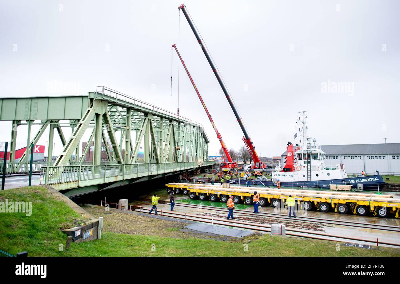Bremerhaven, Germany. 09th Apr, 2021. A so-called roll-lift is pushed ...