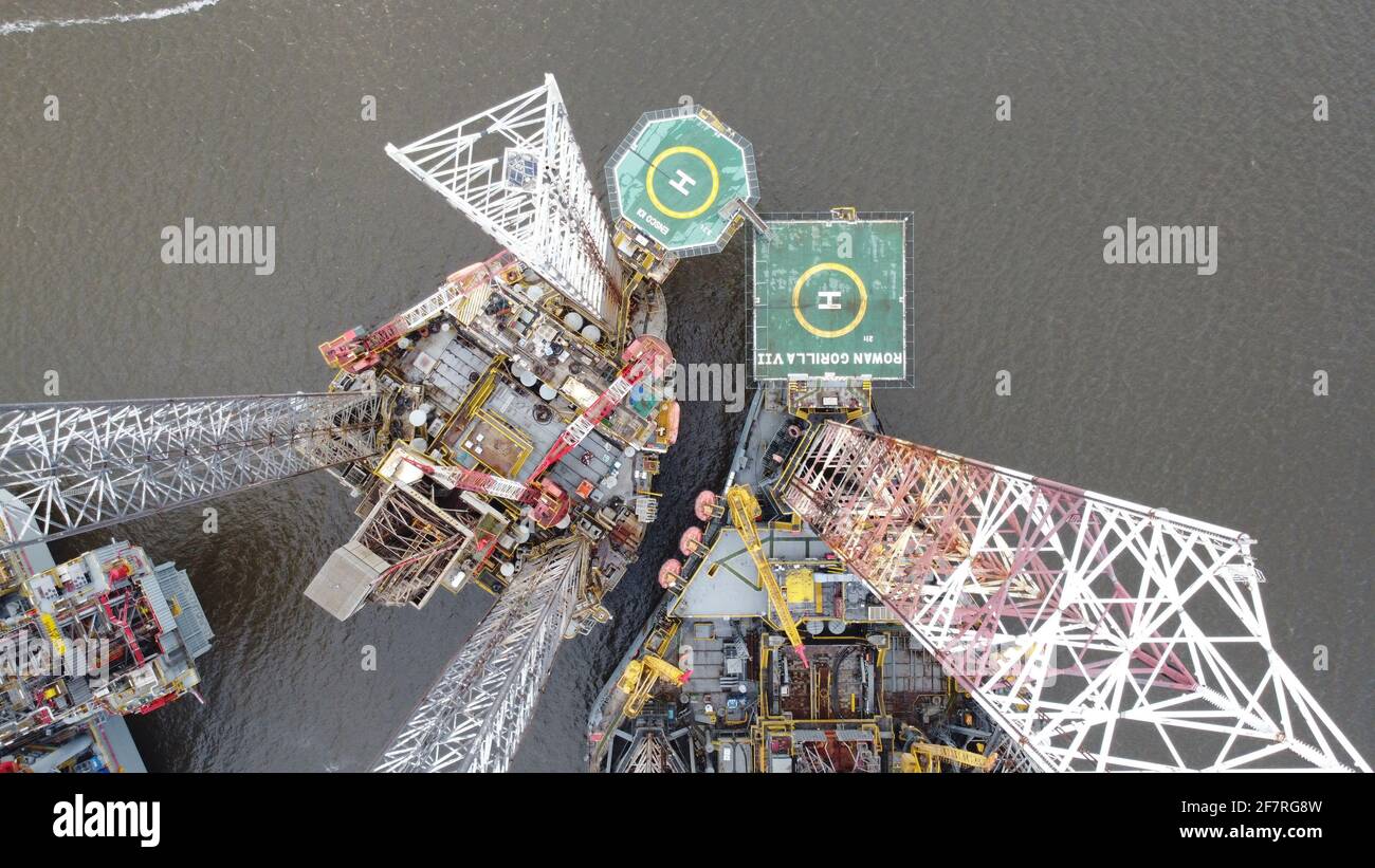 Dundee oil rigs hi-res stock photography and images - Alamy
