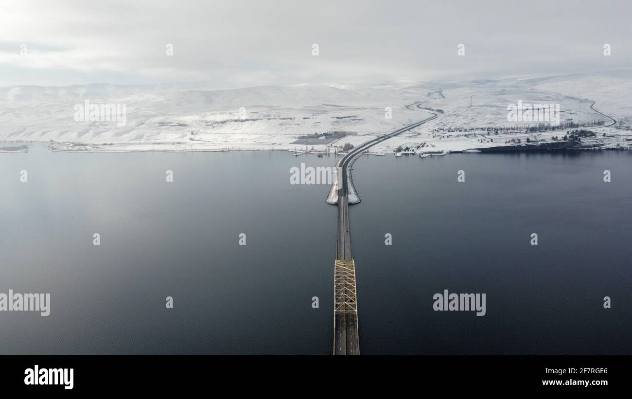 Interstate 90 freeway over the Columbia River in Vantage, Washington ...