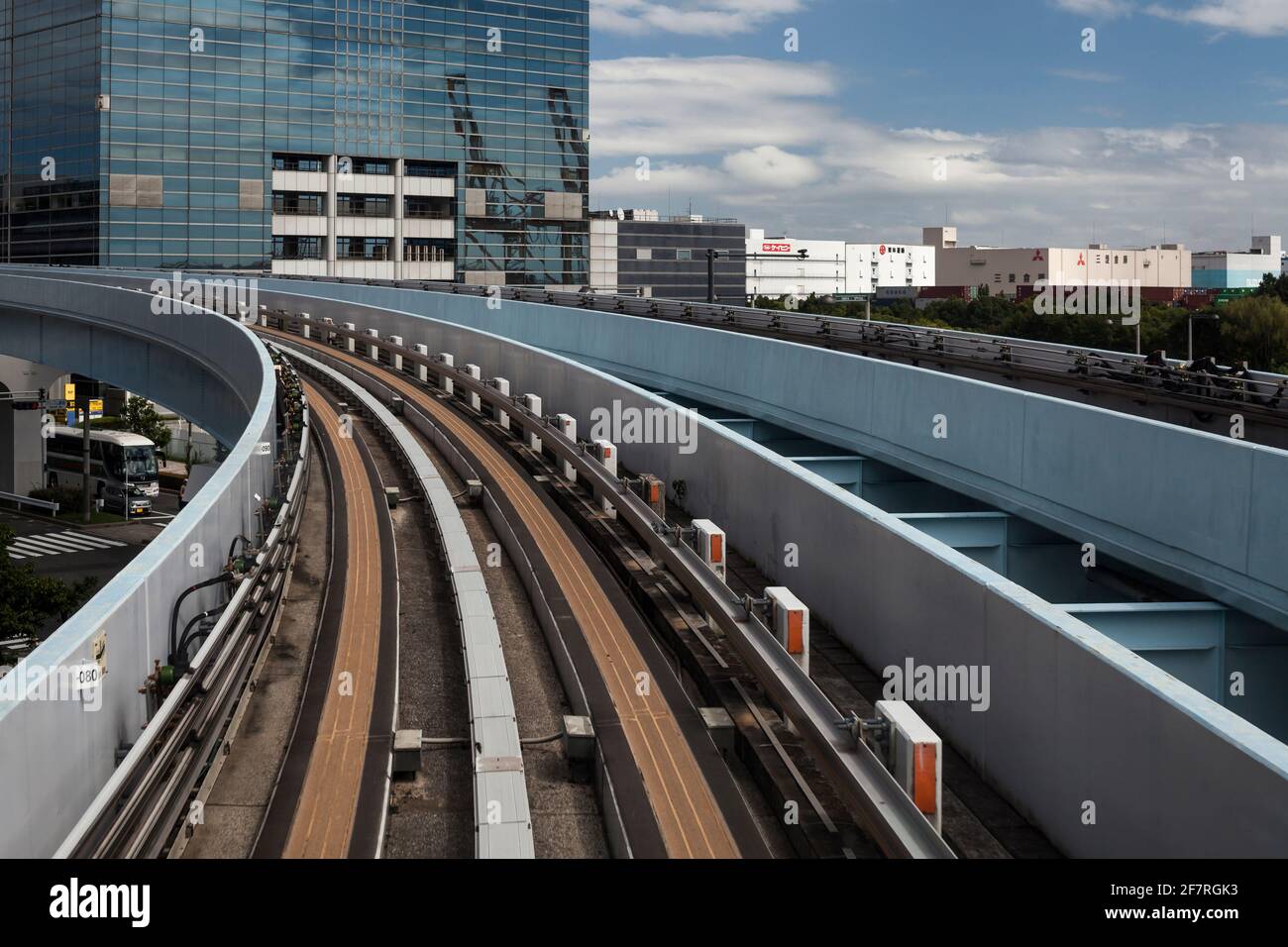 Horizontal view of a curve in the New Transit Yurikamome track ...