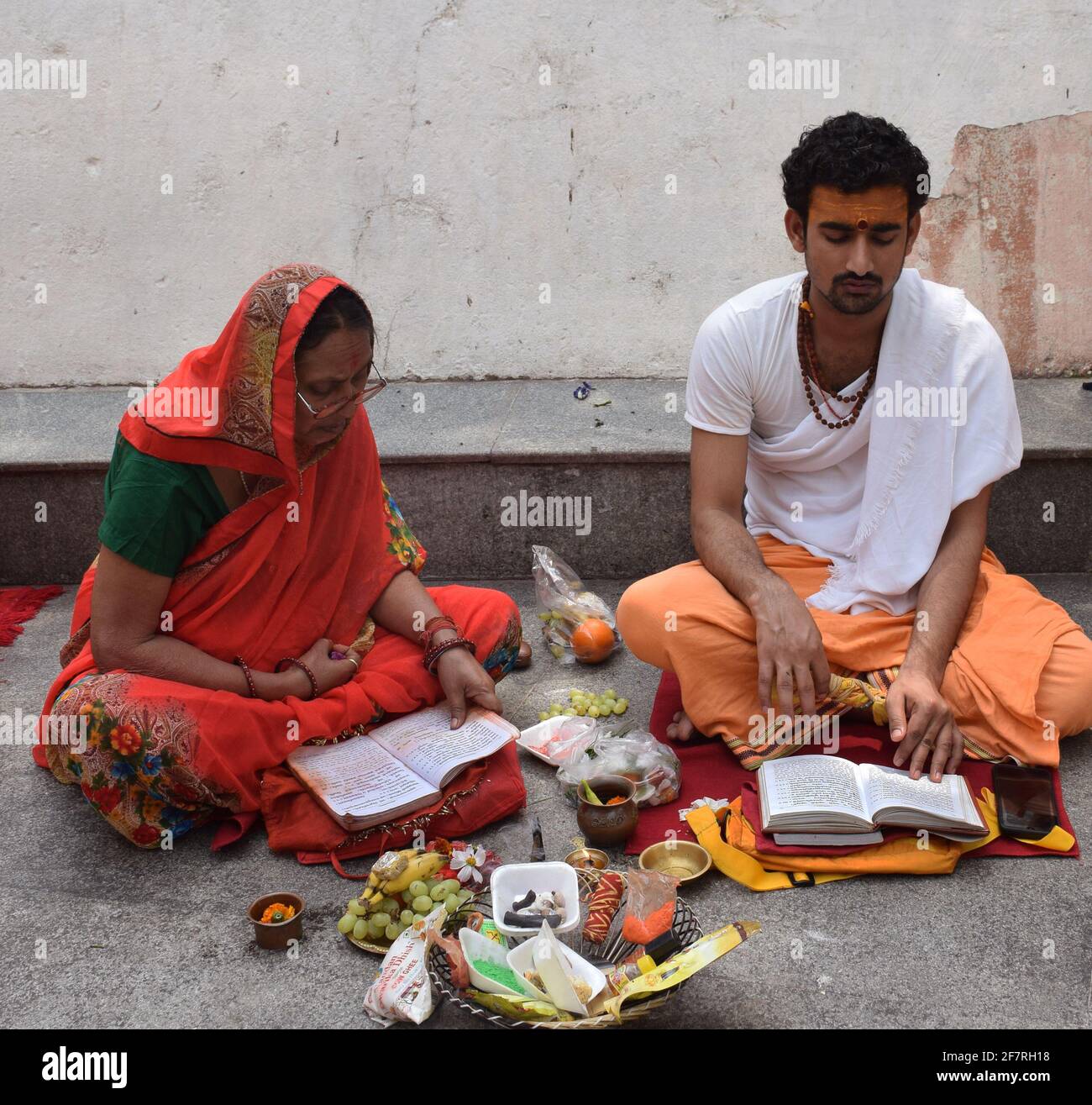 Purohit doing puja hi-res stock photography and images - Alamy