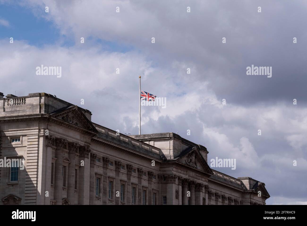 The roof of buckingham palace hi-res stock photography and images - Alamy