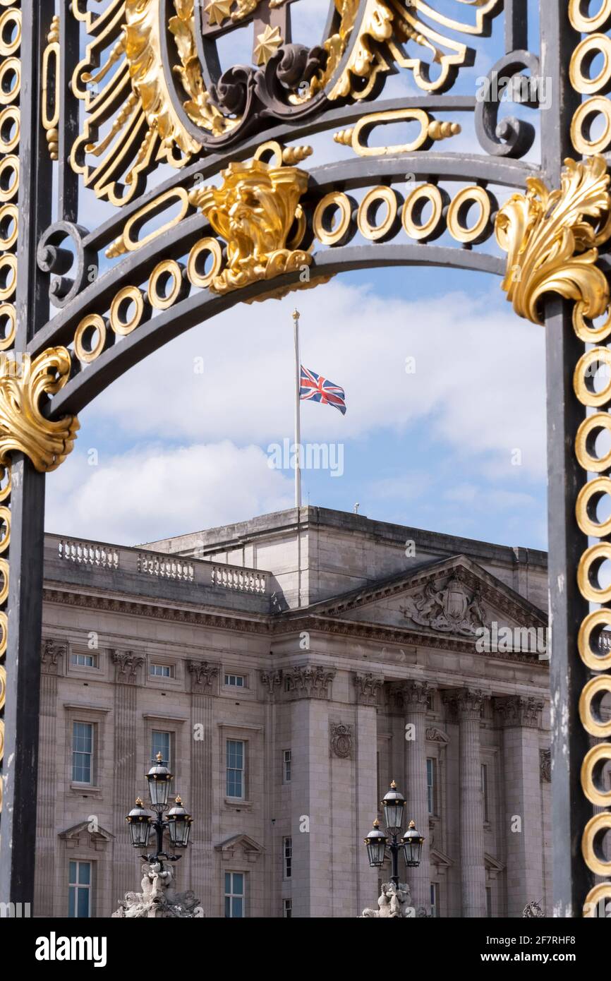 Buckingham palace roof hi-res stock photography and images - Alamy