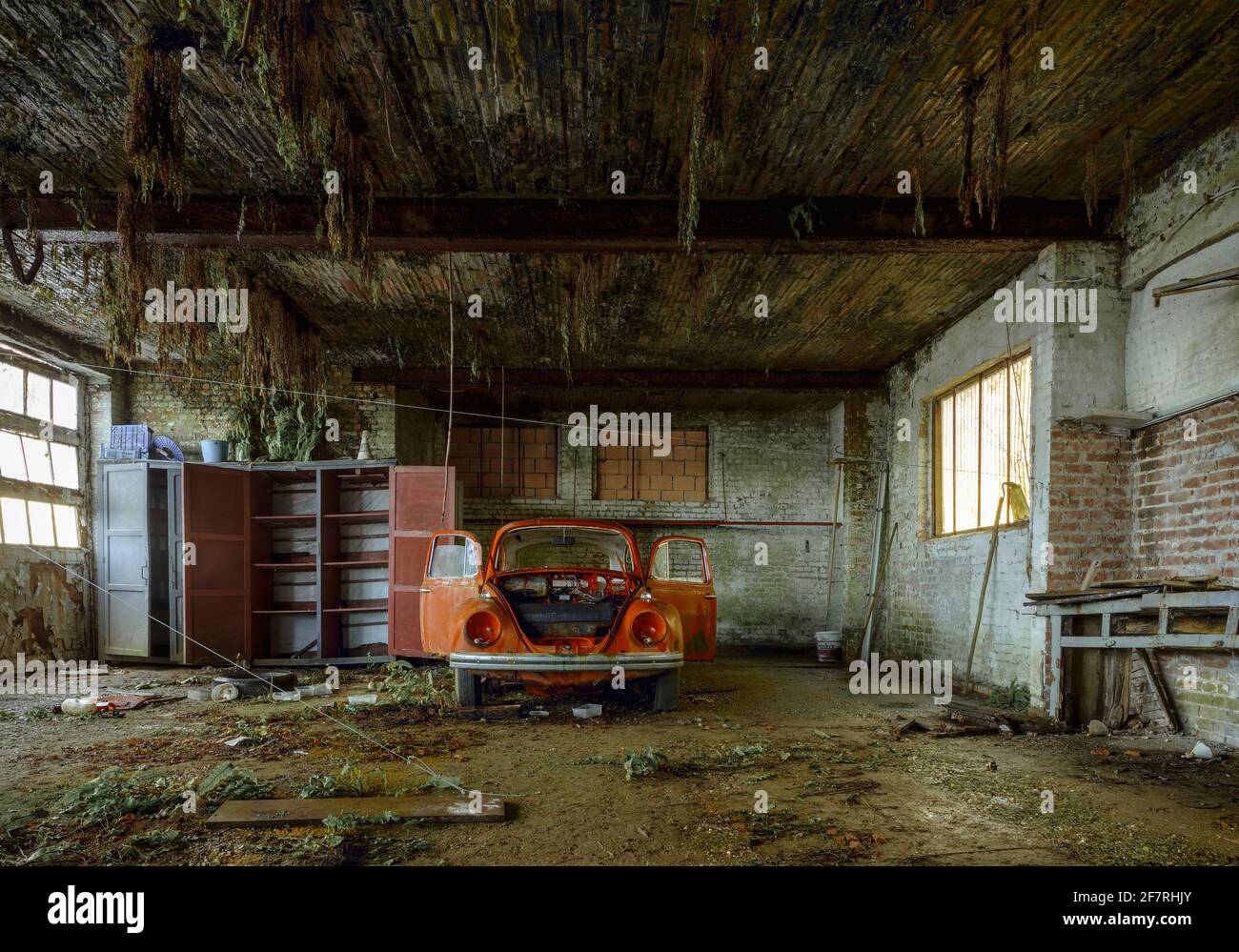 Car inside home garage hi-res stock photography and images - Alamy
