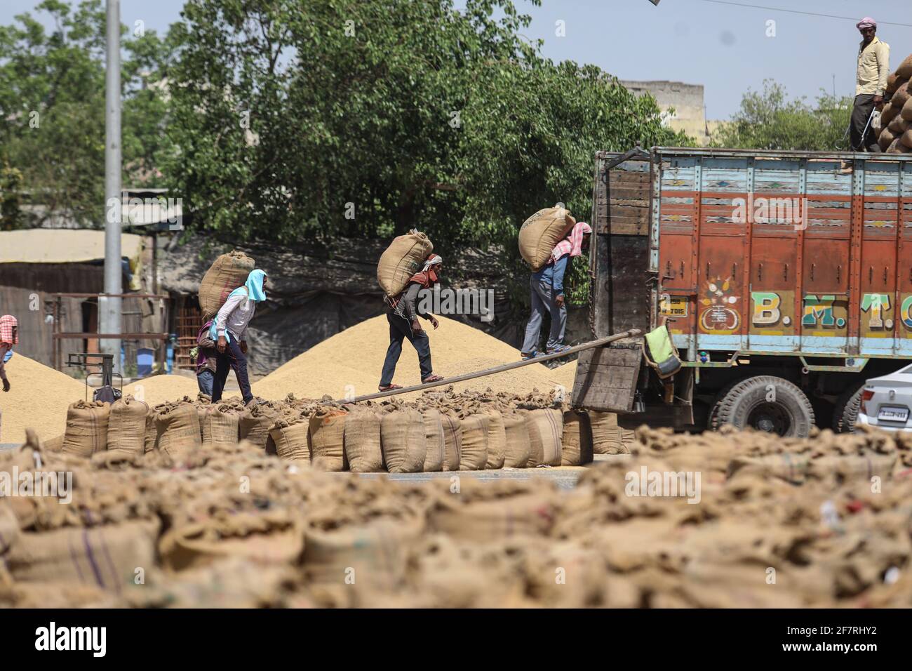 India truck sacks hi-res stock photography and images - Alamy